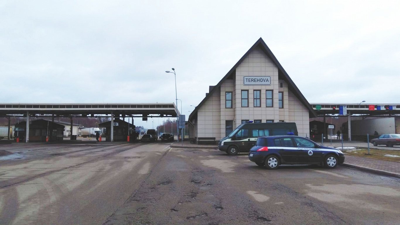 LSM.lv: Border guards and customs officers in Terehova are awaiting the ...